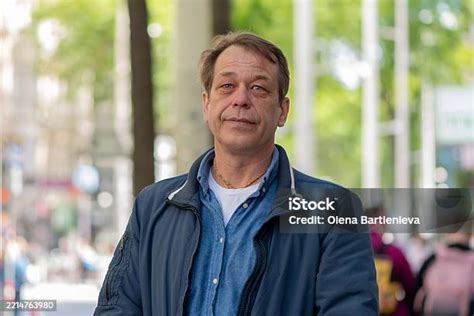 자신감 넘치는 성숙한 수컷이 도시 환경에서 카메라를 응시합니다 50 54세에 대한 스톡 사진 및 기타 이미지 50 54세 T 셔츠 거리 Istock