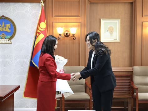 Соёл спорт аялал жуулчлал залуучуудын сайд Ч Ундрам үүрэгт ажлаа хүлээн авлаа Isee Mn