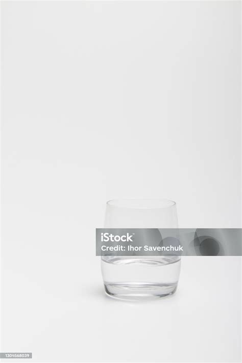 흰색 배경에 고립 된 순수한 물의 절반 전체 유리 물로 채워진 마시는 유리 반 물이 있는 반개의 빈 유리 0명에 대한 스톡 사진 및 기타 이미지 Istock