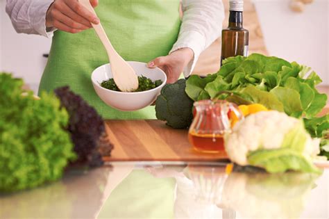 닫기 인간의 최대 반사 유리 테이블에 부엌에서 요리 야채 샐러드 손 건강 한 식사 그리고 채식 음식 개념 가정 생활에 대한 스톡 사진 및 기타 이미지 Istock