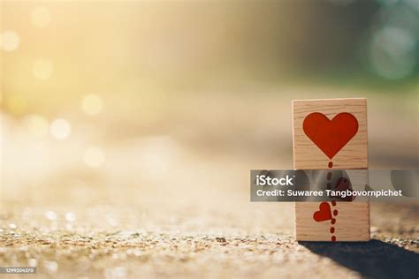 하트 사인 아이콘이 있는 나무 큐브와 배경에 텍스트를 넣을 수 있는 공간 자연 햇빛을 복사합니다 발렌타인 러브 시즌 컨셉 0명에