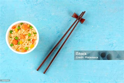 라멘 컵 플라스틱 컵에 인스턴트 메바 국수 젓가락으로 위에서 촬영 파란색 배경에 텍스트장소 평평한 평신도 0명에 대한 스톡 사진