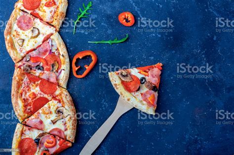 어두운 배경에 살라미 버섯 햄 치즈를 곁들인 신선한 피자를 맛볼 수 있습니다 이탈리아 전통 점심 또는 저녁 식사 패스트 푸드와 길거리 음식 개념 녹기에 대한 스톡 사진 및