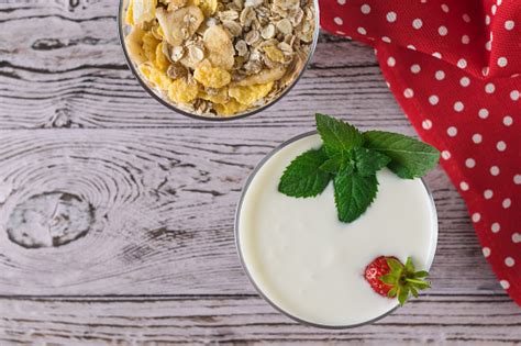 나무 테이블에 민트와 오트밀 그릇과 요구르트와 딸기의 그릇 플랫 레이 건강한 식생활에 대한 스톡 사진 및 기타 이미지 건강한 식생활 과일 그래놀라 Istock