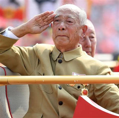 敬礼！敬礼！敬礼！队伍向前人民