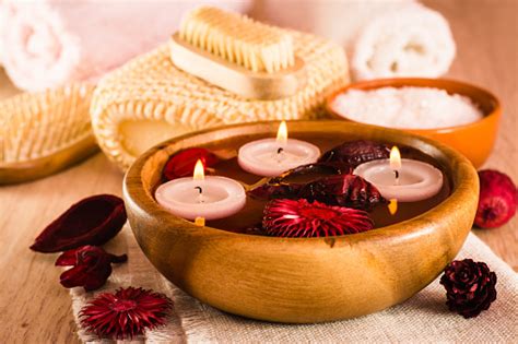 스파 트리트먼트를 위한 아이템 촛불 및 나무 배경에 물 바다 소금 브러시 수건 및 빗에 향기로운 말린 꽃 0명에 대한 스톡 사진 및 기타 이미지 Istock