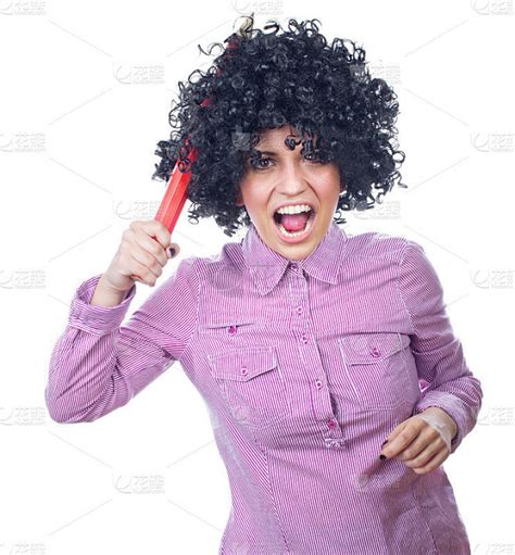 拿着一支大钢笔的有趣女学生