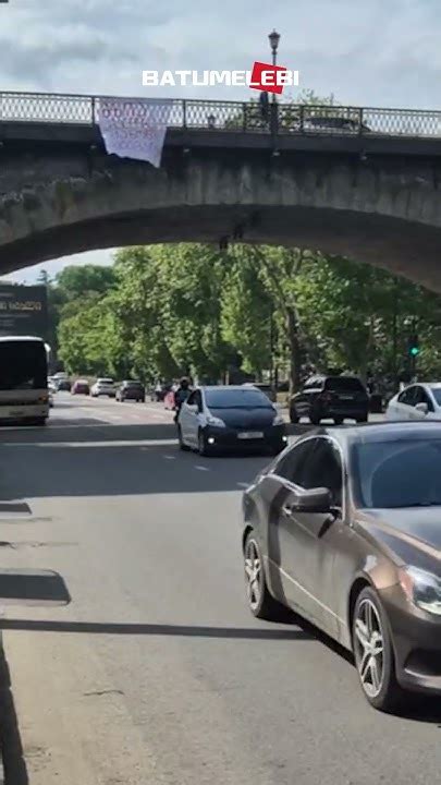 მზია ამაღლობელი უკანონო პატიმარია თბილისის ხიდებზე ბანერები გადმოფინეს Youtube