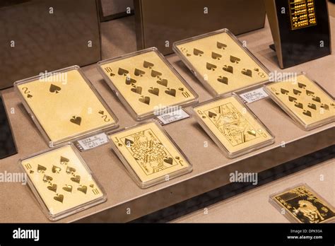 China Macau Gold And Jewellery Shop Window Display Of Gold Playing