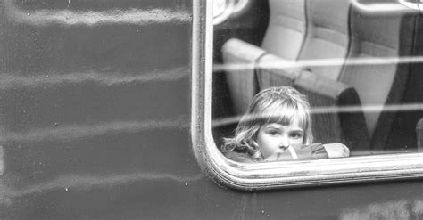 교통 기댄 기차 긴 머리 보고 있는 블랙 앤 화이트 소녀 앉아 있는 어린이 여행 엿보기 창문에 관한 무료 스톡 사진