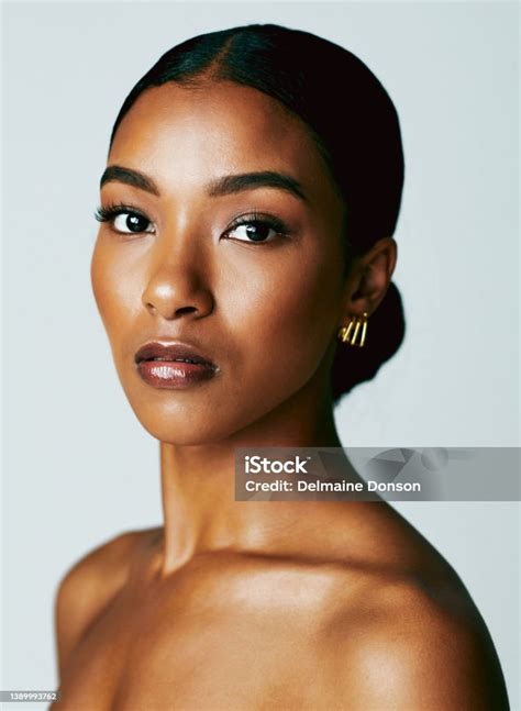 회색 배경에 포즈를 취하는 매력적인 젊은 여성의 스튜디오 샷 아름다운 여성에 대한 스톡 사진 및 기타 이미지 아름다운 여성 피부 인물 사진 Istock