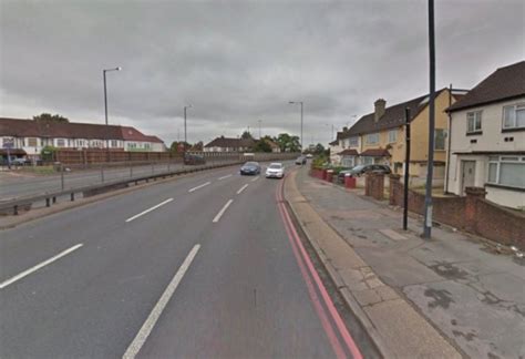 Шофьор се заби с колата си в двама полицаи