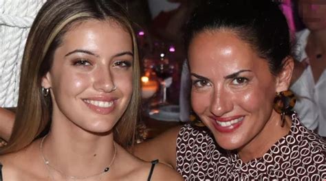 Μαμά και κόρη εν δράσει Η Εύη Αδάμ πήγε για ψώνια με την Δανάη Λιβιεράτου και μοιάζουν σαν