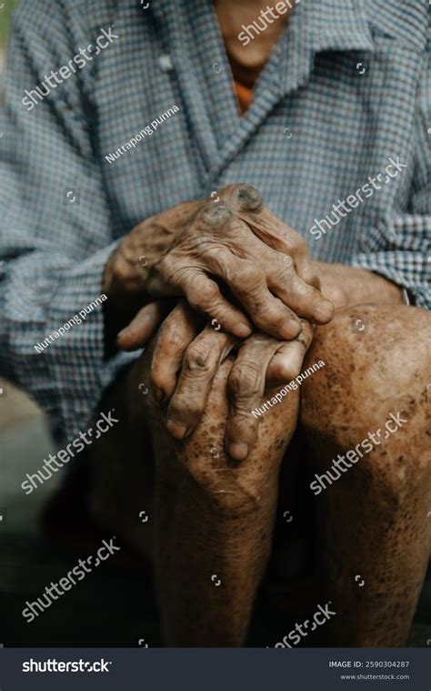 Schmutziger Alter Mann Royalty Free Images Stock Photos Pictures Shutterstock