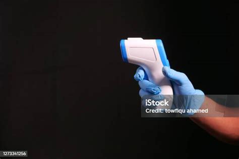 검은 색으로 고립 된 온도를 측정하는 적외선 온도계를 들고 감기와 독감에 대한 스톡 사진 및 기타 이미지 감기와 독감 건강