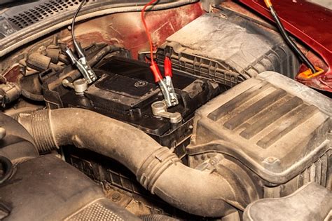 더러운 엔진에 오래 된 자동차 배터리를 충전 겨울 철에 차를 준비합니다 결함이있는 자동차 배터리 교통수단에 대한 스톡 사진 및 기타 이미지 Istock