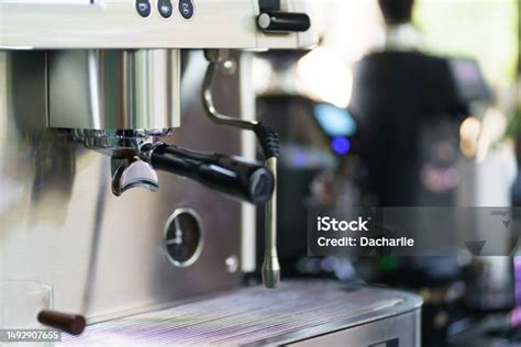 카페 의 바리스타 커피 기계 는 전문 커피 머신으로 뜨거운 커피 에스프레소 만들기 준비 0명에 대한 스톡 사진 및 기타 이미지 0명 갈색 금속 Istock