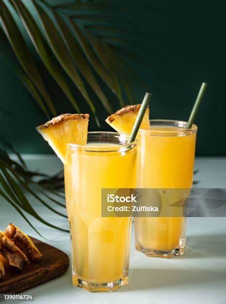 파인애플 주스와 데킬라를 곁들인 여름 상쾌한 열대 음료 주스 또는 칵테일 노랑에 대한 스톡 사진 및 기타 이미지 노랑