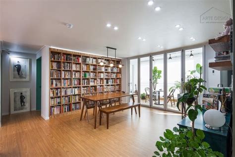 군더더기 없는 깔끔한 디자인과 밝고 다양한 컬러는 마음을 설레게 하며 더욱 다채로운 분위기를 만듭니다 인테리어 큰 거실 작은 아파트 거실