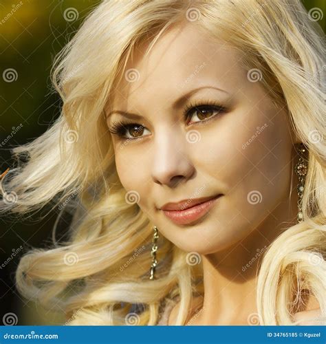 Fille Blonde Portrait De Belle Jeune Femme Heureuse De Sourire Dehors Image Stock Image Du