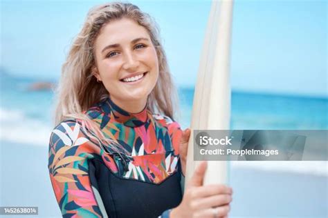 행복하고 서퍼와 여성 스포츠 선수는 서핑 보드와 함께 해변 물 파도에서 파도 캘리포니아에서 온 스포츠 선수의 초상화는 바다 서핑 피트니스 운동 및 바다 운동을 위해