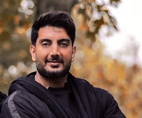 ویدئو واکنش فرزاد فرزین با دیدن عکس‌ها و استایل‌های قدیمی‌اش