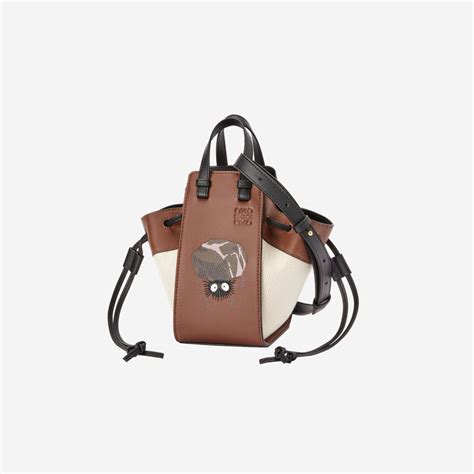 로에베 X 센과 치히로의 행방불명 수수와타리 미니 해먹 드로우스트링 백 카프스킨 And 텍스타일 하바나 에크루 Loewe Kream