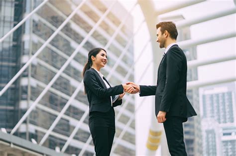 비즈니스 파트너십 마케팅 회의 개념입니다 이미지 사업가 악수 성공적인 사업가 좋은 Dealvintage 색상 후 악수 함께 시작 Ideaworking 온라인 프로젝트 토론