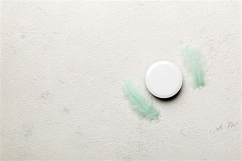 타조 깃털이있는 분홍색 파스텔 배경에 스킨 케어 세럼 세트 스파 화장품 크림 항아리 브랜딩 모형 복사 공간이있는 상판 0명에 대한 스톡 사진 및 기타 이미지 Istock