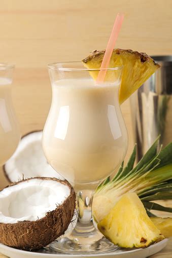 칵테일 피나콜라다 피나콜라다 근처에 코코넛 밀크와 파인애플 주스를 곁들인 상쾌한 여름 알코올 칵테일 여름 음료 칵테일 준비 자연적인 나무로 되는 배경에 0명에 대한 스톡