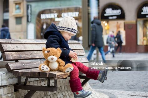 테디 베어 장난감을 가진 패션 유아 소년 도심에서 Trdlo라는 전통적인 체코 달콤한 과자를 먹고 거리에 대한 스톡 사진 및 기타 이미지 Istock