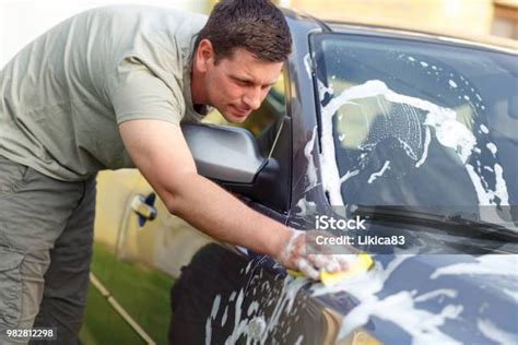 마이크로 화이버 천으로 집 마당에 적 자동차 자동차 맨 청소 차를 닦아 가까운에 대한 스톡 사진 및 기타 이미지 가까운