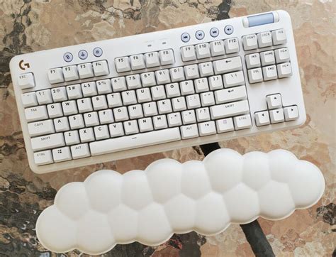 Logitech G715 hands-on: A strong typist with a polarizing look | Ars ...