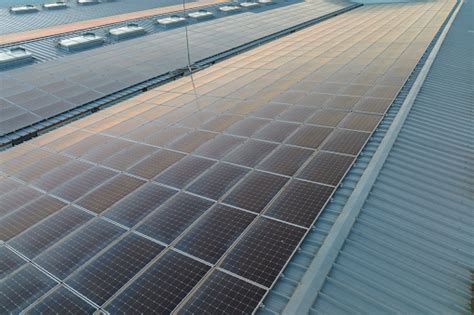 녹색 생태 전기를 생산하기 위해 산업 건물 지붕에 장착 된 푸른 태양광 태양 전지 판넬의 공중 보기 지속 가능한 에너지 개념의 생산 개발에 대한 스톡 사진 및 기타 이미지