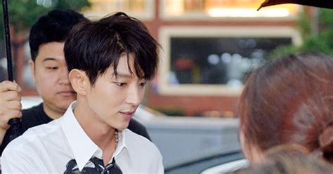 [t포토] 이준기 팬서비스는 확실하게~