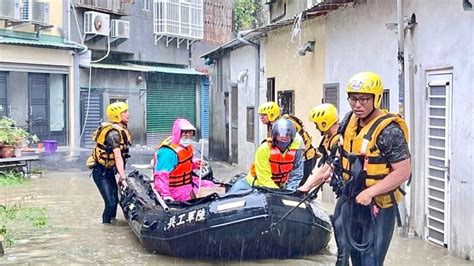 တရုတ်နိုင်ငံ အရှေ့တောင်ပိုင်းမှာ မိုးသည်းထန် မြေပြိုမှုတွေကြောင့် တောင်ပေါ်ဒေသ ခရီးသွားတွေ အသ