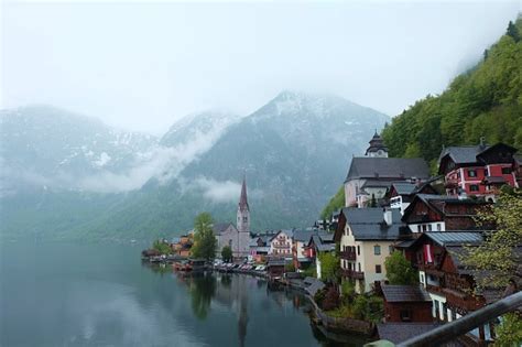 여름에 아름다운 빛 잘츠캄메르구트 지역 할슈타트 오스트리아에서 오스트리아 알프스의 유명한 할슈타트 산악 마을의 아름다운 그림