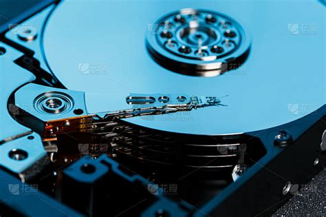 将硬盘从计算机上拆下具有镜像效果的硬盘打开硬盘驱动器从计算机硬盘与镜像效果电脑笔记本电脑的一