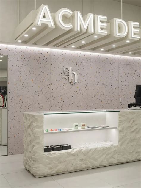 라인조명으로 은은한 느낌을 더한 모던 33평 백화점 패션매장 인테리어 수원 장안구 정자동