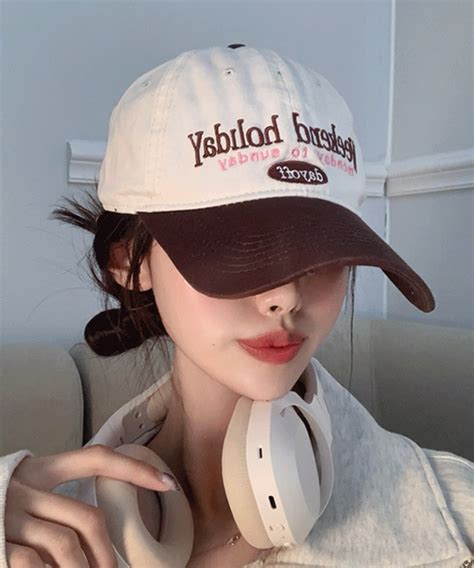 소두핏꾸안꾸템 홀리데이 고퀄리티 레터링 볼캡 겨울모자 커플모자 사계절 데일리템 에이블리