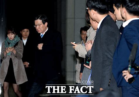 [tf포토] 굳게 닫힌 입…권오준 포스코 회장 검찰 출두 포토 기사 더팩트