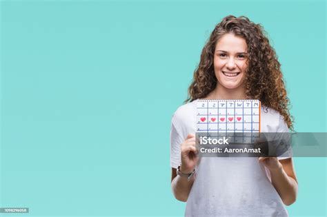 서 치아를 보여주는 자신감 미소로 웃 고 행복 한 얼굴로 고립 된 배경 위에 생리 달력을 들고 젊은 갈색 머리 여자 달력에 대한 스톡 사진 및 기타 이미지 Istock