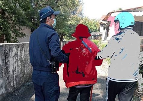 97歲阿嬤雙腳無力癱軟跌坐路邊 暖警助返家 勁報 Line Today