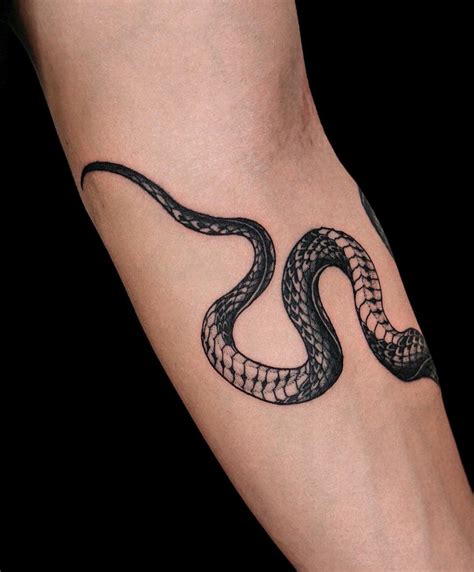 Татуювання змія на плечі 74 фото