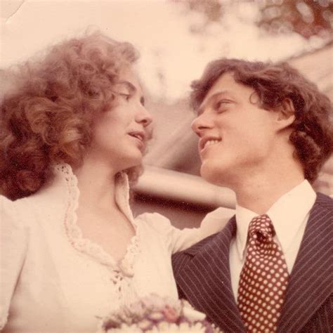 Sale A La Luz Un Primer Lote De Archivos De Epstein Que Incluye Fotos