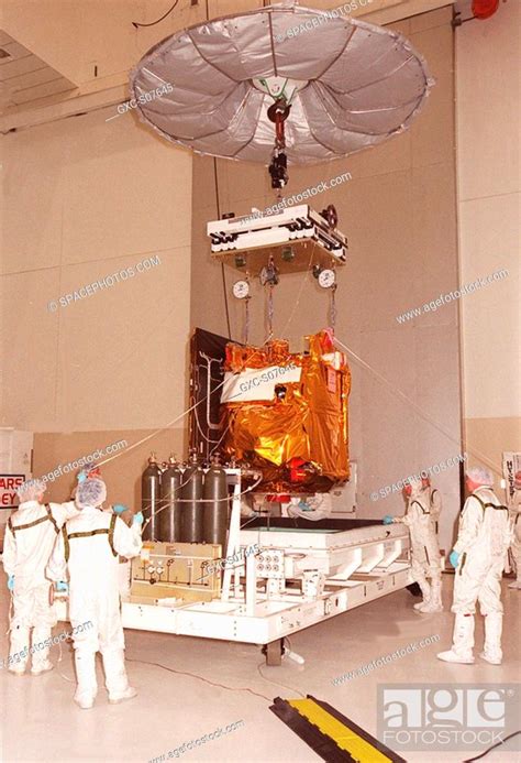 01052001 In The Spacecraft Assembly And Encapsulation Facility 2