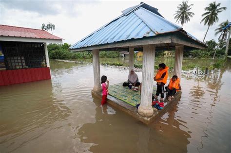Malaysia Floods Force More Than 70000 To Evacuate