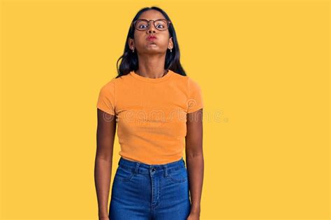 Jung Indisches M Dchen Das Zuf Llige Kleidung Und Luftsto Ende Wangen Der Gl Ser Mit Lustigem