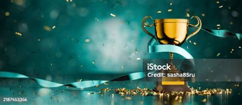 결승선에 도달하세요 당첨되신 것을 축하드립니다 비디오 게임 최우수상 우승 트로피 E스포츠 1위 경쟁 법적 소송에서 승소 법정 소송에서 승소하십시오 3d 렌더링 상에 대한