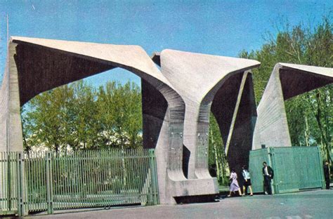 دروازه‌ای به تاریخ؛ تصویری کمیاب از سردر دانشگاه تهران در دوره پهلوی